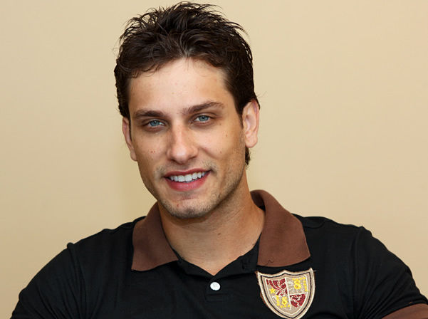 Elieser é acusado de homofobia - ClickGrátis